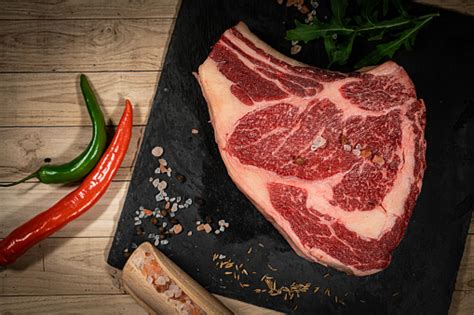 나무로 된 소박한 배경에 향신료와 히말라야 소금을 곁들인 신선한 생 쇠고기 스테이크 건강하고 유기농 식품 개념입니다 뼈에 대한 스톡 사진 및 기타 이미지 Istock