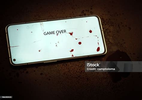게임 오버 단어 이미지 휴대폰 화면의 비문 핏자국 튀는 얼룩 및 반점 배경 공포 분위기 0명에 대한 스톡 사진 및 기타 이미지 Istock