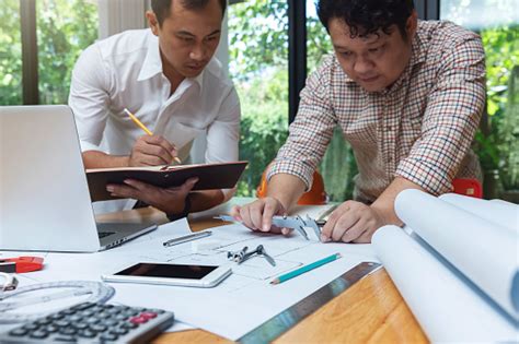 엔지니어와 건축가 개념 엔지니어 건축가 사무실 팀 청사진 작업 Draft Sports에 대한 스톡 사진 및 기타 이미지 Draft Sports 개념 개념과