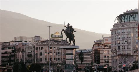 집 밖의 건축 관광 관광 명소 광장 구름없는 하늘 군중 기념물 다리 도시 도시 경관 도시 풍경 도시의 도심 동상 랜드마크 마케도니아 어 문화