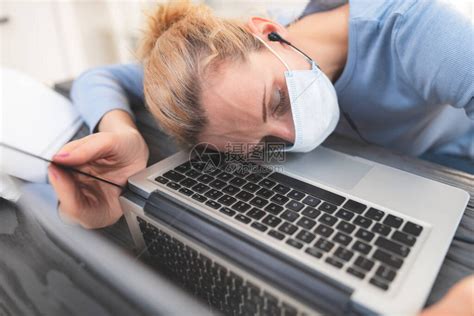 网上教师有保护面罩在互联网上辅导高清图片下载 正版图片504456708 摄图网 网上教师有保护面罩在互联网上辅导高清图片下载 正版图片504456708 摄图网