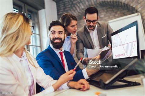 사업 사람들은 사무실에서 함께 일입니다 팀은 사무실에서 작동 합니다 계획에 대한 스톡 사진 및 기타 이미지 계획 금융 기업 문화 Istock