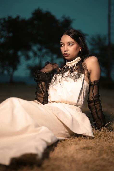 집 밖의 2024 년 2025 Isb 겨울 경찰서 공공의 그들이 쏴 글램 꾸뛰르 다른 대담한 대담한 색상