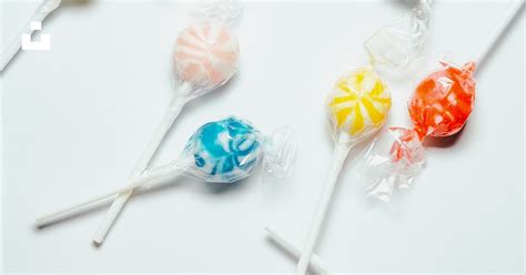 빨강 녹색 파랑과 노랑 사탕 사진 Unsplash의 무료 캔디 이미지