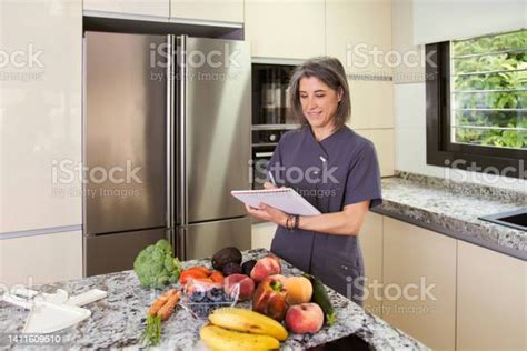 부엌에서 다양한 과일과 채소가있는 노트북에 글을 쓰는 여성 영양 전문가 개념에 대한 스톡 사진 및 기타 이미지 개념 건강한 식생활 과일 Istock