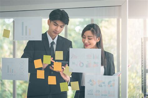 두 명의 아시아 사업가 인 남성과 여성은 사무실 회의에서 브레인 스토밍과 코칭을하고 있습니다 20 24세에 대한 스톡 사진 및 기타 이미지 Istock