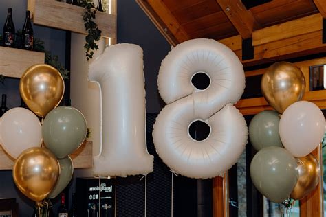 무료 사진 숫자 열여덟 18모양의 풍선 성인이 된 것을 축하하는 생일 파티 장식