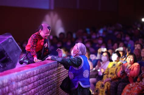 Дүүргийн ахмадуудаа хүндэтгэл үзүүллээ