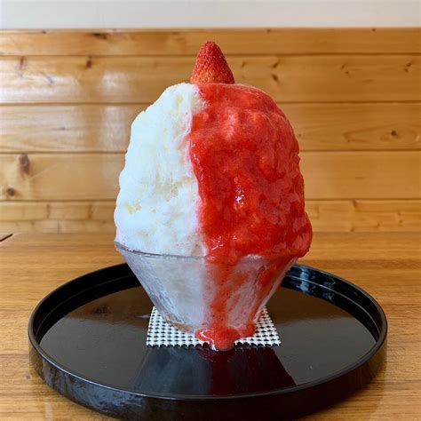 부빙 부빙의 🍓딸기빙수🍓입니다 여름철 딸기는 새콤한 맛이 특징이예요 새콤한 여름딸기를 통째로 갈아