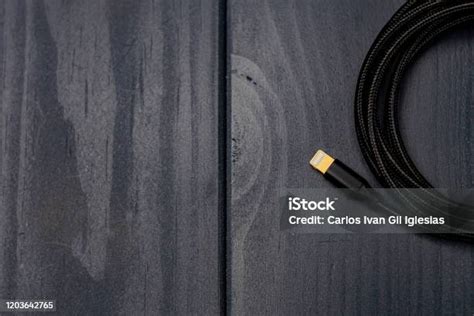 전자 장치에 연결하는 번개 단자와 검은 편조 직물 케이블 노트북에 대한 스톡 사진 및 기타 이미지 노트북 케이블 휴대전화 Istock