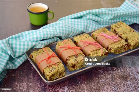 귀리 말차 가루 메이플 시럽 고지 베리 호박 씨 해바라기 씨 날짜 브라질 너트 및 참깨로 만든 말차 아침 식사 바 0명에 대한 스톡 사진 및 기타 이미지 Istock