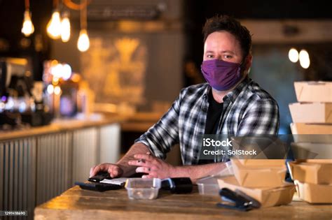 자신의 레스토랑에서 얼굴 마스크를 착용 하는 비즈니스 소유자 12월에 대한 스톡 사진 및 기타 이미지 12월 2미터 35 39세 Istock