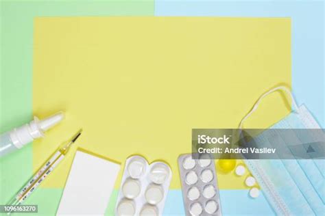 비 강 스프레이 손수건 온도계 의약품 녹색 파란색 배경에 의료 마스크 감기와 독감 치료의 복사 공간 개념입니다 감기와 독감에