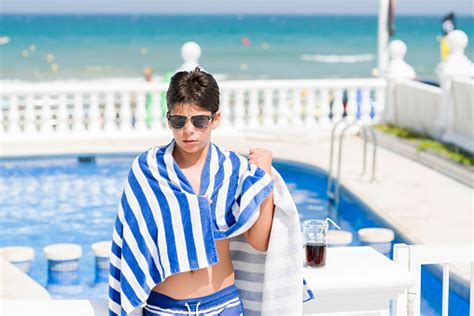 화가 해변 수영장 미친과 제기 손으로 소리 분노와 좌절 외치고 분노 개념에서 휴가에 어린 아이 감정에 대한 스톡 사진 및 기타 이미지 Istock