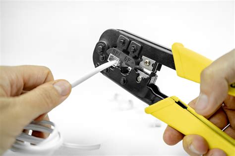인터넷 또는 전화 선 케이블 및 크림퍼 트위스트 케이블 도구 트위스트 쌍 Utp 고양이 5 압착 Rj45 Lan 케이블 Rj45 커넥터압에 스테핑 설치에 대한 스톡 사진 및