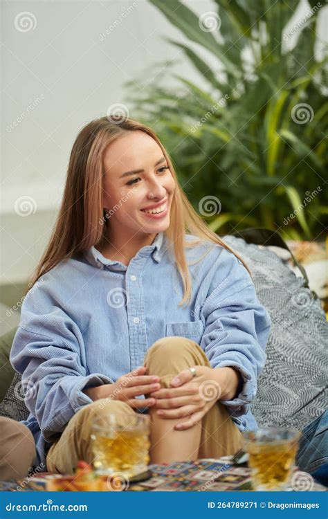 Jovencita Alegre En La Fiesta Imagen De Archivo Imagen De Bebida Escuche