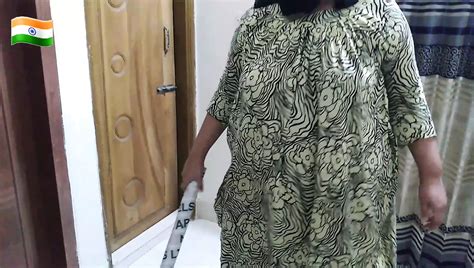 在打扫房间时巴基斯坦酒店女仆用她的大屁股和大奶子勾引客人然后他操了她的屁股并进入了她的阴户 xHamster