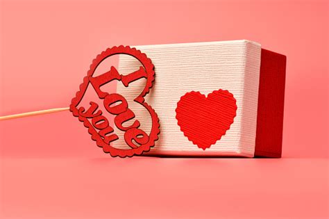 홀리데이 빨간 하트 패턴과 비문이 새겨진 나무 표지판이 있는 선물 상자 분홍색 배경에 당신을 사랑합니다 발렌타인 데이와 생일 2021년에 대한 스톡 사진 및 기타 이미지