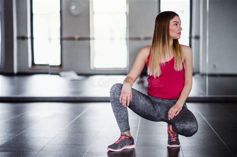 少女或妇女画象健身房的 复制空间 库存图片 图片 包括有 无袖 运动员 俱乐部 社区 活动家 144333623