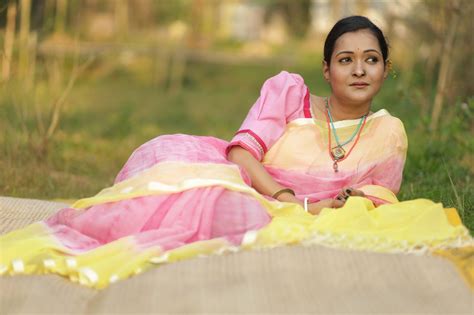 ত্রিভুজ এক ফোঁটা শান্তিতে তোমাকে চাই 🌿পেন্ডেন্ট 🌿বেশ ভাল মোটা কাঠ ছবিটা আমার ছোট ভাই এর তোলা