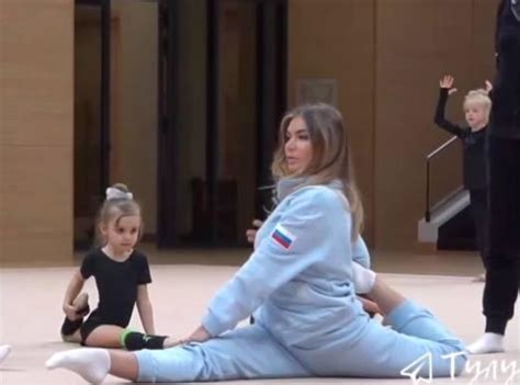 Лишний вес не помеха 40 летняя Алина Кабаева села на шпагат через много лет после завершения