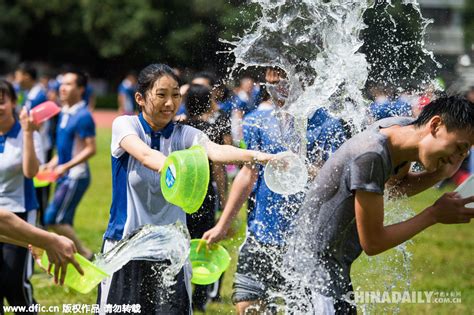 深圳：福田中学“泼水节”开启 高三师生相互泼水嗨翻天 8 中国日报网