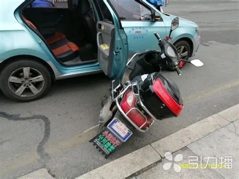 出租车门突然打车 路过电动自行车被撞翻 名城苏州新闻中心