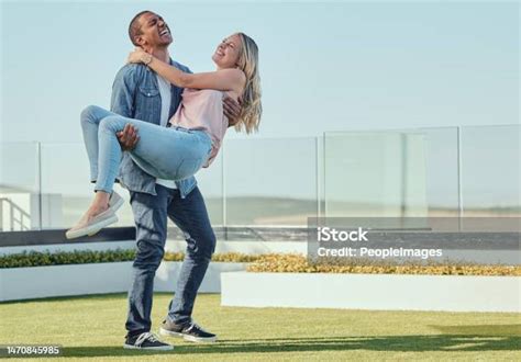 다양성 여름 휴가를 위한 옥상에서의 커플 사랑과 장난 함께 좋은 시간 및 결혼 유대감 인종 간 행복한 남자 여자 피그백은 야외 발코니 건물에서 재미로 웃고 있다 발코니에