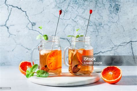 전통적인 아이스 차 전통 차 오렌지와 민트와 메이슨 항아리에 얼음 아이스 오렌지와 민트와 메이슨 항아리에 얼음 백색 대리석 보드에 상쾌한 여름 음료 상쾌한 여름 음료 0명에