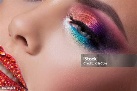 밝은 눈 화장과 모조 다이아몬드의 붉은 입술 핑크와 블루 색상 컬러 아이 섀도우 가까운에 대한 스톡 사진 및 기타 이미지 가까운 검은색 눈 신체 부분 Istock
