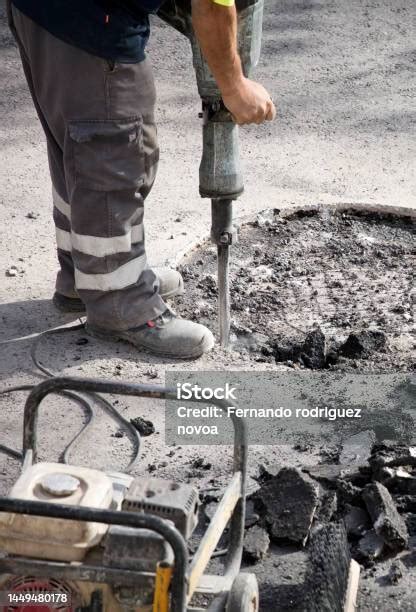 유니폼을 입은 작업자의 손에있는 유압 망치는 아스팔트 텍스트를위한 공간을 작동합니다 거리에 대한 스톡 사진 및 기타 이미지 거리 도로 드릴 Istock