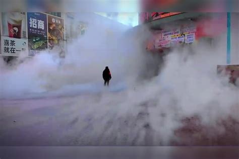 暖气管道雾气缭绕仙气飘飘！大叔仿佛在天庭南天门站岗，网友：他肯定有蟠桃吧！