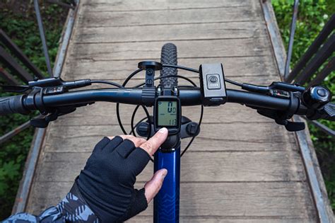 산악 자전거 핸들바에 자전거 컴퓨터 설정하기 자전거 여행 준비 거리가 먼에 대한 스톡 사진 및 기타 이미지 거리가 먼 건강한 생활방식 계기판 차량 부분 Istock