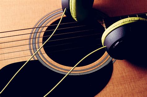 닫기 최대 클래식 어쿠스틱 기타 필터 효과 복고풍 빈티지 스타일의 사진 촬영 갈색에 대한 스톡 사진 및 기타 이미지 갈색 기타 연주자 기타 현악기 Istock