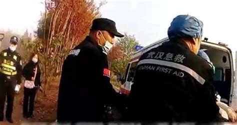 女子走向湖心欲轻生，警民划船紧急救援 极目新闻