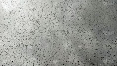 在土耳其的雨季雨滴落在窗户上