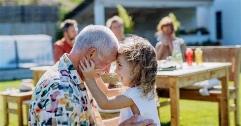 여름 정원에서 세대 가족 생일 파티에서 할아버지를 껴안고 있는 행복한 어린 소녀 사진 Unsplash의 바깥 이미지