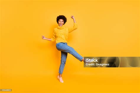 그녀의 전체 길이 몸 크기보기 그녀의 좋은 매력적인 매력적인 쾌활한 쾌활한 쾌활한 활기찬 물결 모양의 머리 소녀 는 밝은 선명한 빛선명한 노란색 색상 배경에 고립 된 재미를