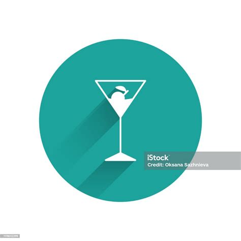 긴 그림자로 고립 된 흰색 마티니 유리 아이콘입니다 칵테일 아이콘입니다 와인 유리 아이콘입니다 녹색 원 버튼입니다 벡터 일러스트레이션 0명에 대한 스톡 벡터 아트 및 기타