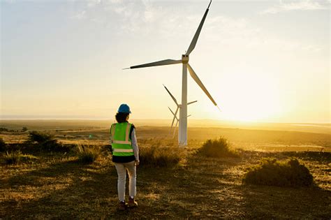 풍력 터빈 엔지니어 여성 일몰 농장은 재생 에너지 전력 및 전기를 제공합니다 풍차 친환경 및 녹색 환경 혁신 유지를 위한 자연계의 전기 기술자 또는 기술자 남아프리카공화국에