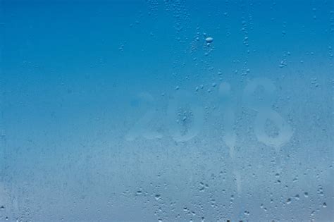 손 유리에 올해의 숫자와 물 방울을 그립니다 결로 및 창 필드의 얕은 깊이에 빗방울이 0명에 대한 스톡 사진 및 기타 이미지 0명 가을 기포 Istock