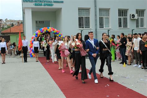 С пускане на балони в небето ПМГ „Васил Друмев“ изпрати своите абитуриенти Природо