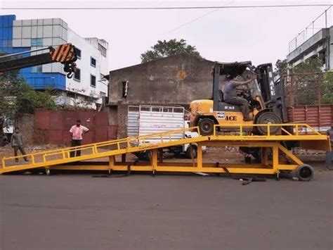 Titan Mobile Hydraulic Dock Ramp For Industrial Lifting Capacity 10000 Kg At Rs 430000 Unit