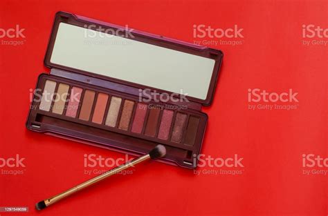 메이크업 아름다움과 패션을 설정합니다 빨간색 배경에 새로운 화장품 세트 개인 장식품에 대한 스톡 사진 및 기타 이미지 개인 장식품 거울 눈 신체 부분 Istock
