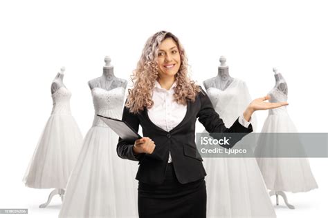 서류를 들고 신부 가게에서 환영하는 몸짓을 하는 여성 사업가 1에 대한 스톡 사진 및 기타 이미지 1 30 34세 결혼식 Istock