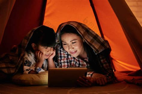 小女孩和她的母亲看电影在数字片图片 包图网企业站