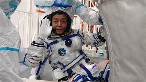 “备份”25年，今天终于圆梦太空，56岁的邓清明是怎样做到的？飞天执行任务坚守