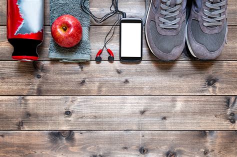 건강 한 식습관과 레저와 소박한 나무 배경에 야외 스포츠를 위한 장비 개념에 대한 스톡 사진 및 기타 이미지 개념 개인 장식품 개체 그룹 Istock