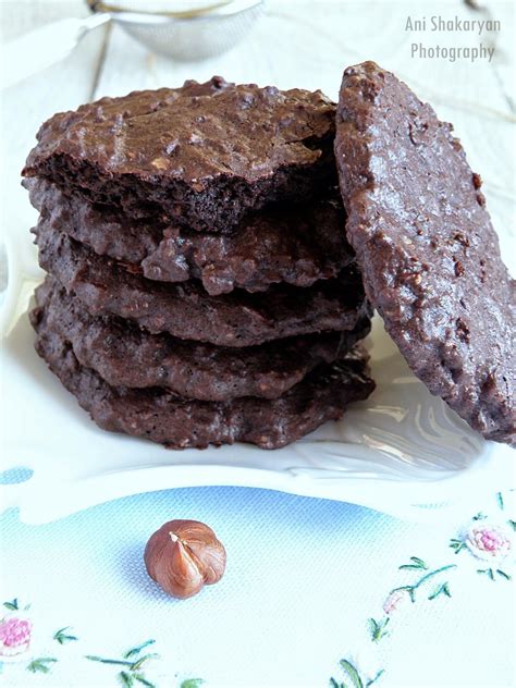 Шоколадови бисквити с орехи и лешници