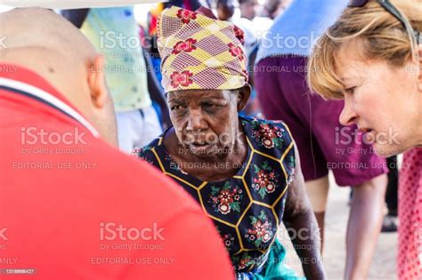 모잠비크의 사이클론 이다이 여파로 텐트 도시에서 의료 텐트에서 통역을 듣는 노인 열대 폭풍에 대한 스톡 사진 및 기타 이미지 열대 폭풍 2019년 Cyclone
